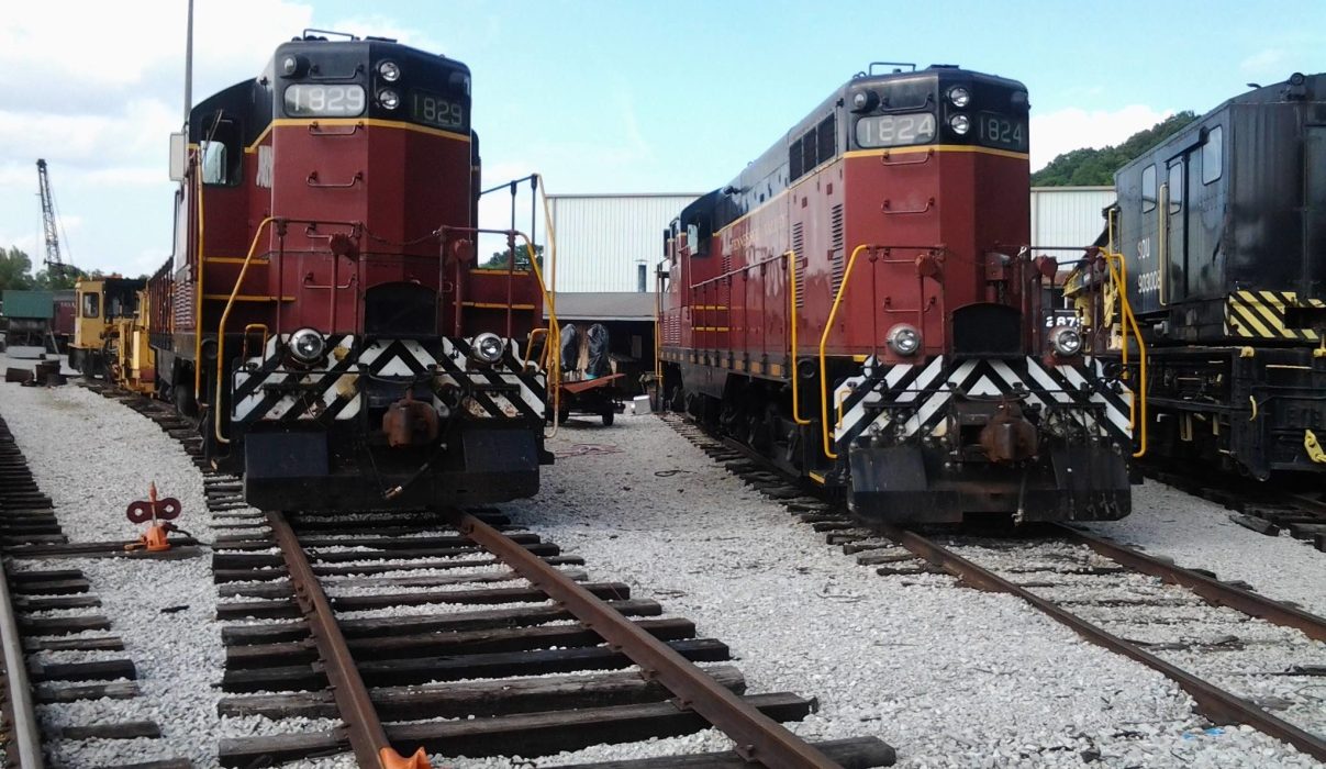US Army 1824 & 1829 Diesel Trains | Tennessee Valley RR